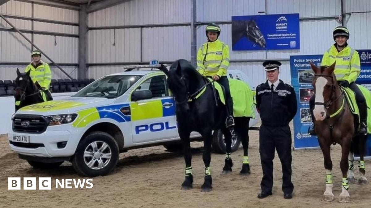 Horse riders help Dorset Police tackle rural crime - BBC News