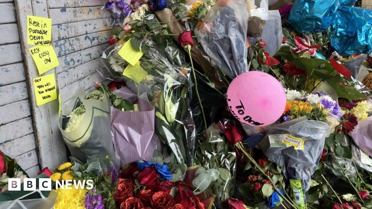 Devon Simmonds: Tributes paid to 15-year-old boy killed in crash - BBC News