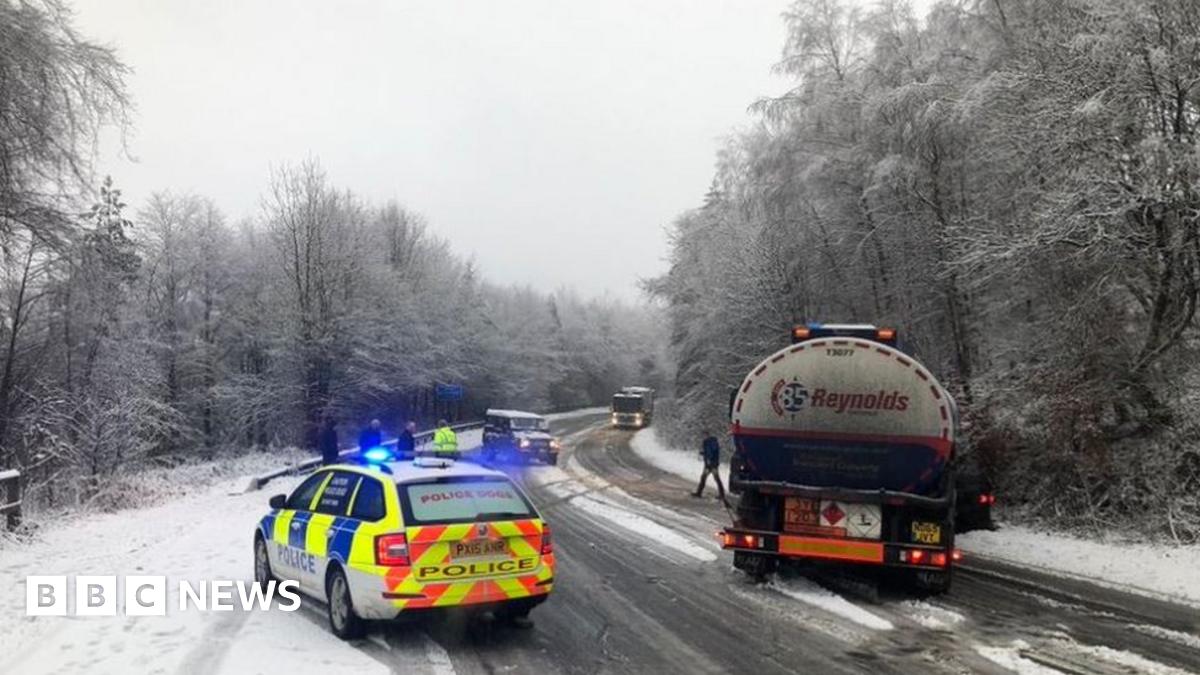 UK weather: More snow brings 'nasty' travel conditions - BBC News