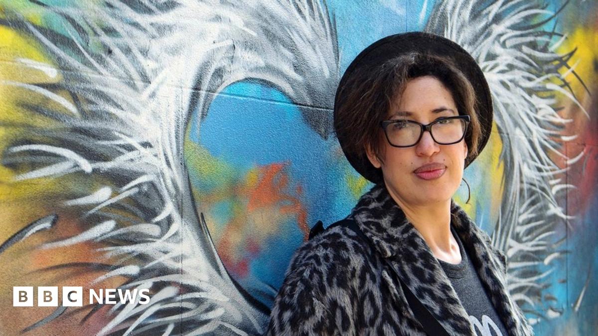 The woman on a mission to get rid of bad dating photos - BBC News