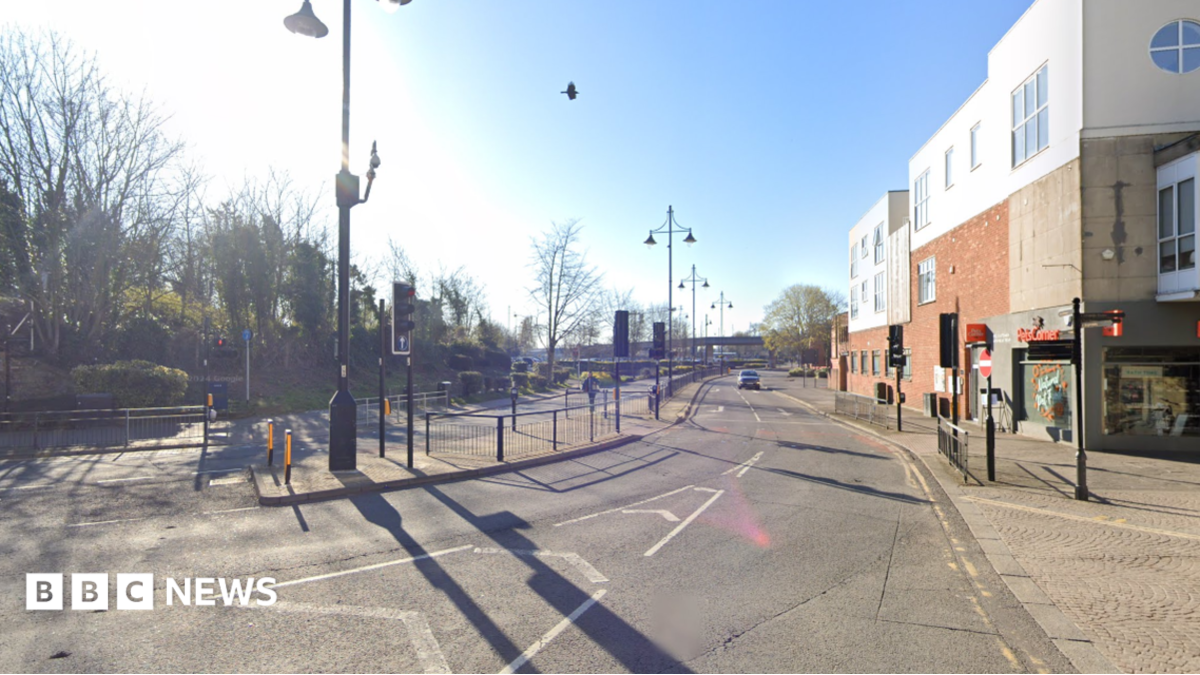 Spelthorne and Staines: Walking tours help create planning guide - BBC News