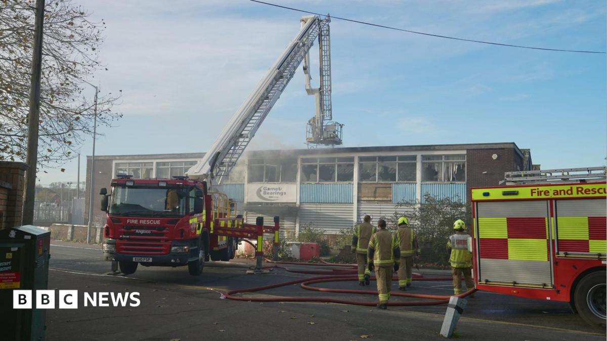 Colchester Hythe warehouse fire tackled by crews - BBC News