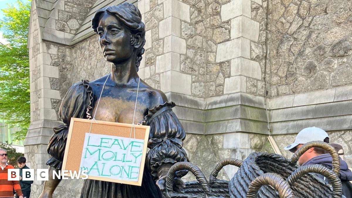 Molly Malone statue: Stewards brought in to stop 'groping' - BBC News