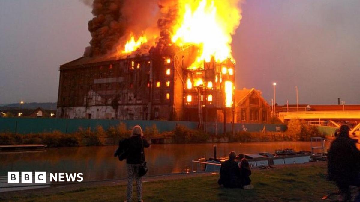 Gloucester warehouse blaze: Two held in arson probe - BBC News