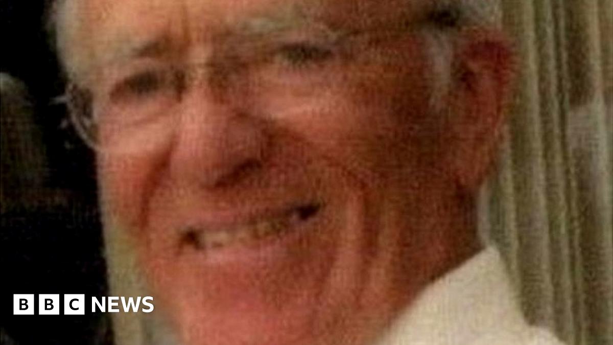 Tributes paid to ex-council chief who helped Blackpool thrive - BBC News