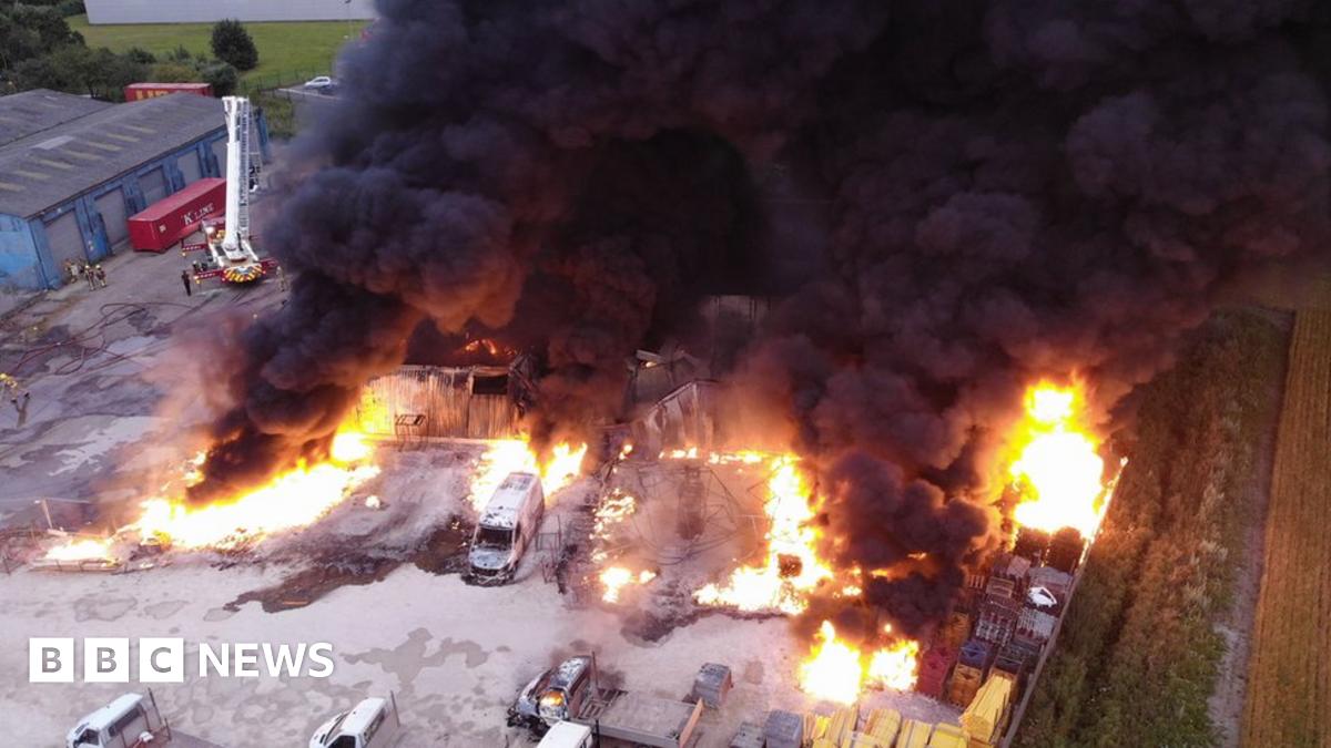 Howden business park fire blast 'sounded like bomb' - BBC News