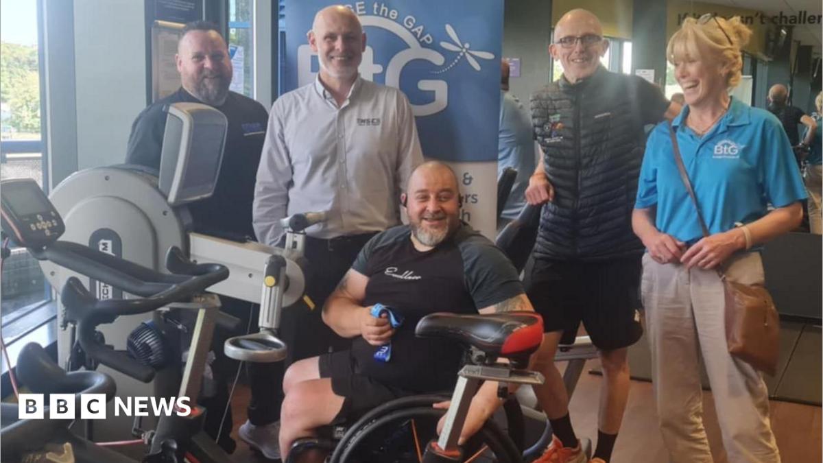 Isle of Man's veteran's hand crank challenge to 'inspire others' - BBC News