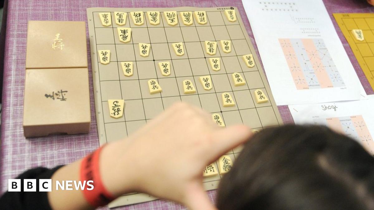 Japan shogi players face smartphone ban - BBC News