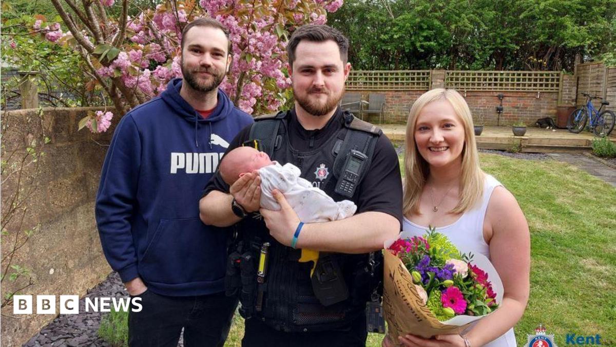 Tonbridge: PC who drove pregnant woman to hospital meets baby - BBC News
