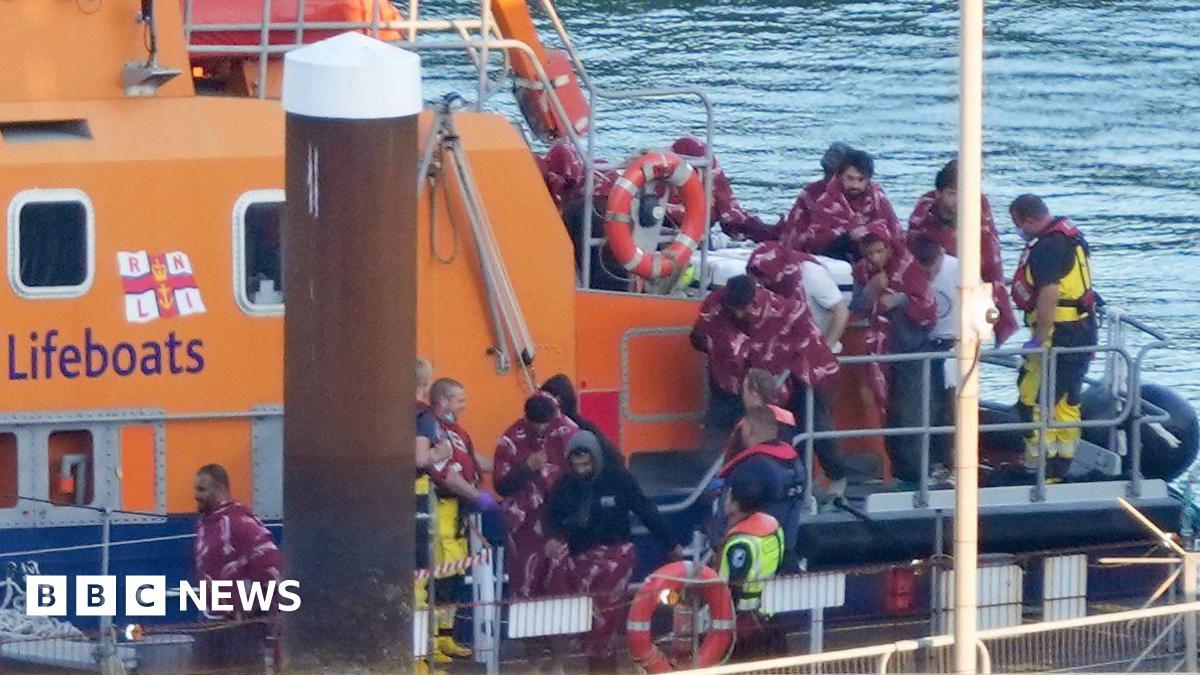 Migrants: More than 900 people arrive in small boats in a day - BBC News
