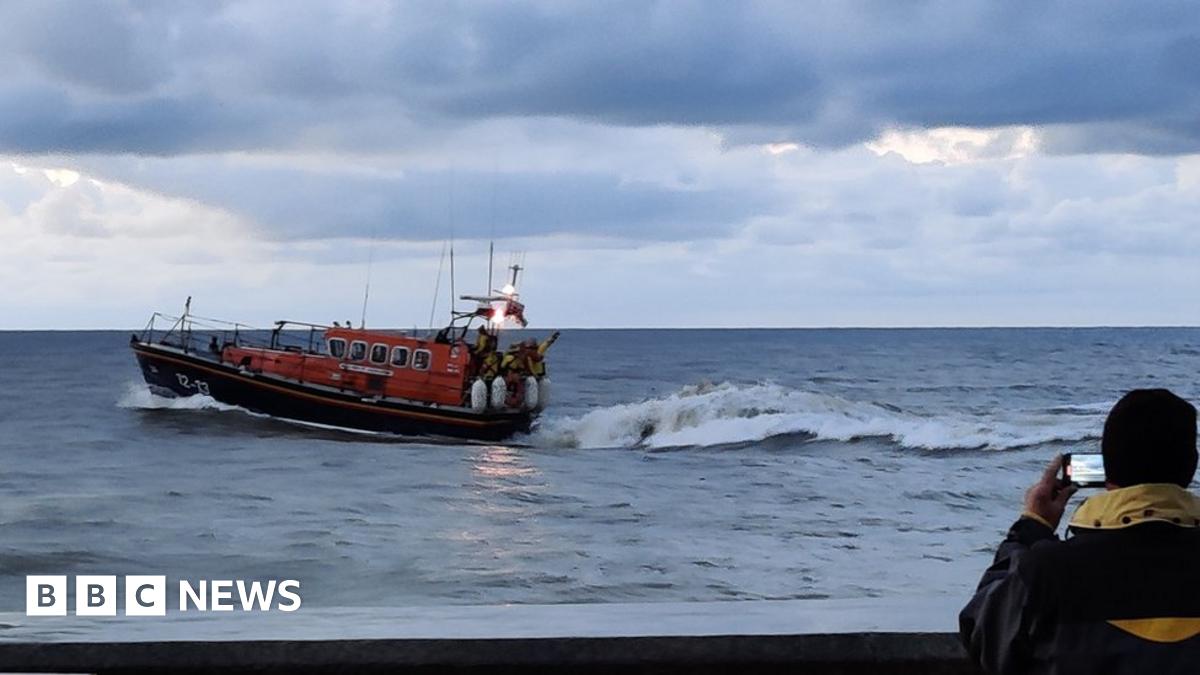 RNLI lifeboat leaves Filey station for last time - BBC News
