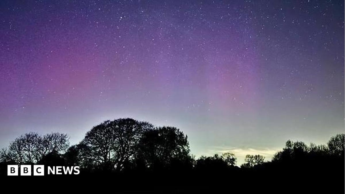 Northern Lights dazzle over West of England in stunning display - BBC News