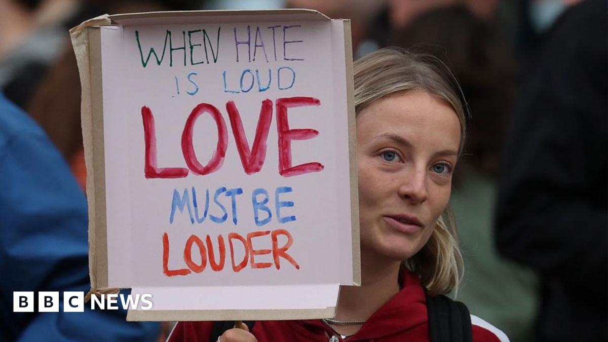In pictures: Anti-racism protesters turn out across England - BBC News