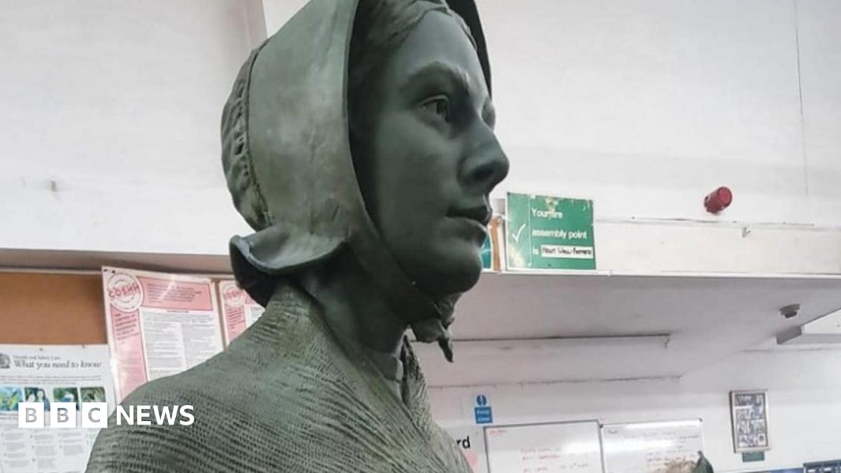 Mary Anning: Lyme Regis fossil-hunter statue nears completion - BBC News