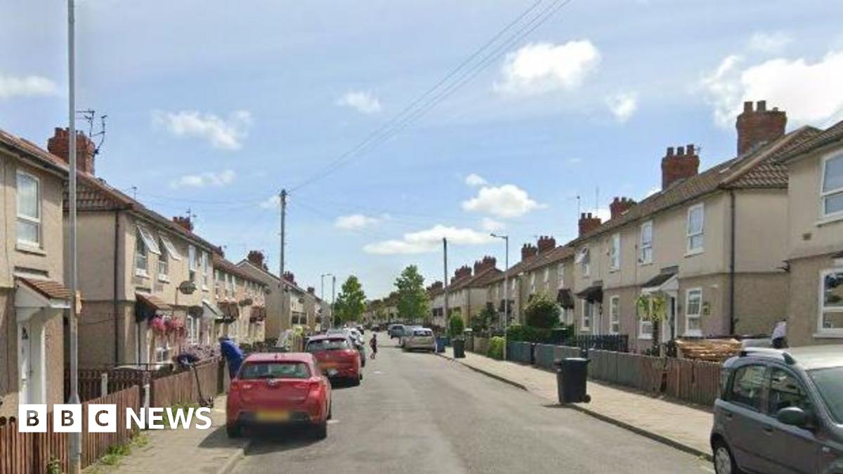 Birkenhead death: Woman arrested after man found dead in house - BBC News
