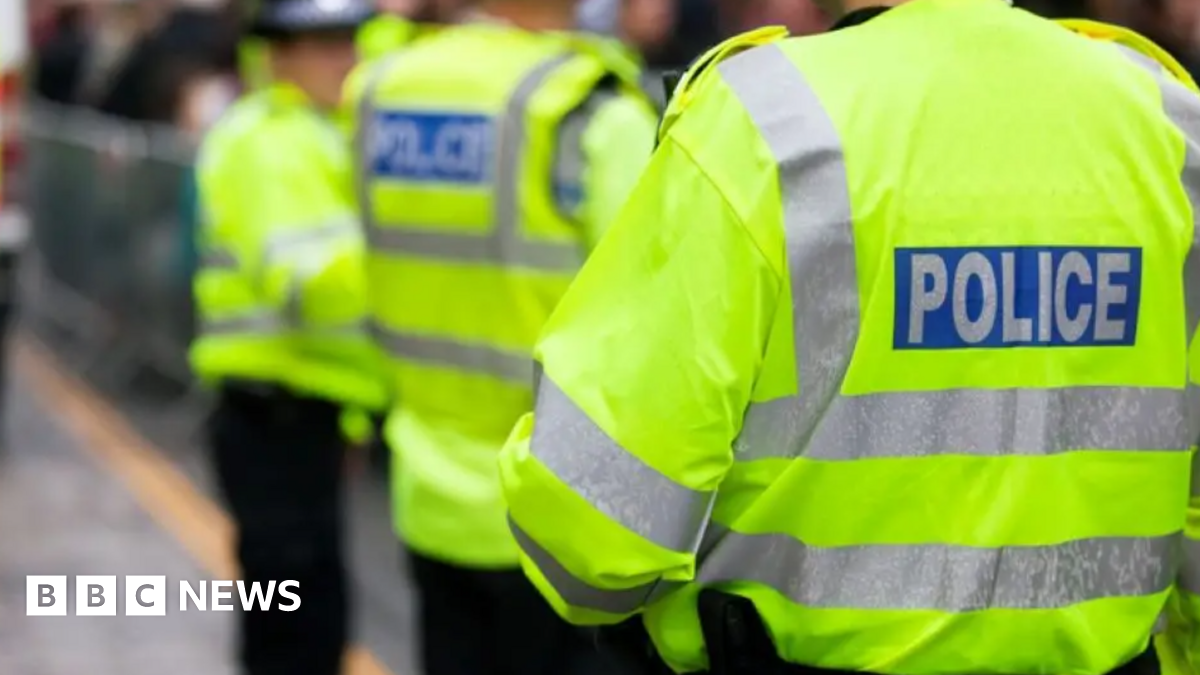 Police go to Marsh Farm in Luton after reports of shots fired - BBC News