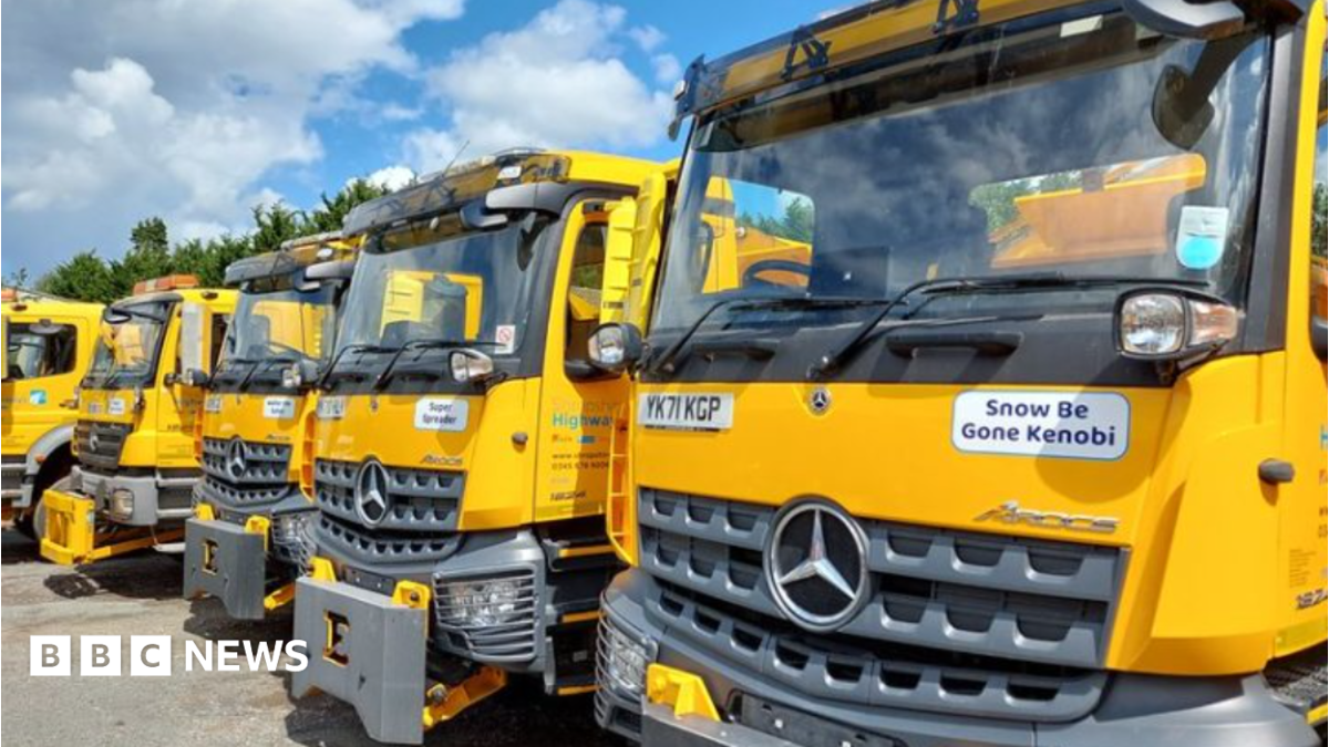 Gritters get dry run ahead of winter action in Shropshire - BBC News