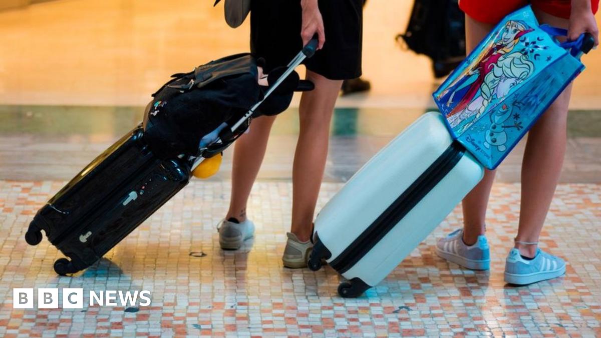 Brexit: Ads highlight changes for UK holidaymakers - BBC News
