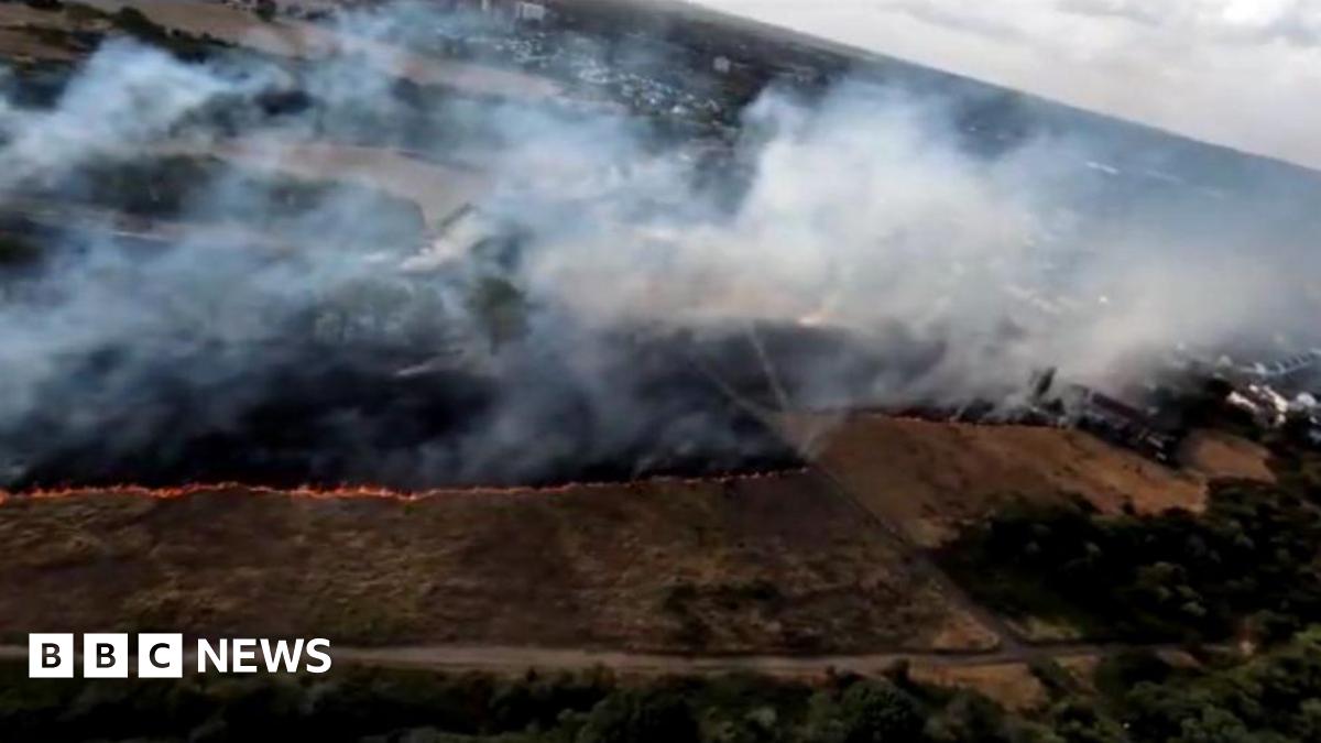 Dagenham: Residents evacuated as 125 firefighters tackle blaze - BBC News