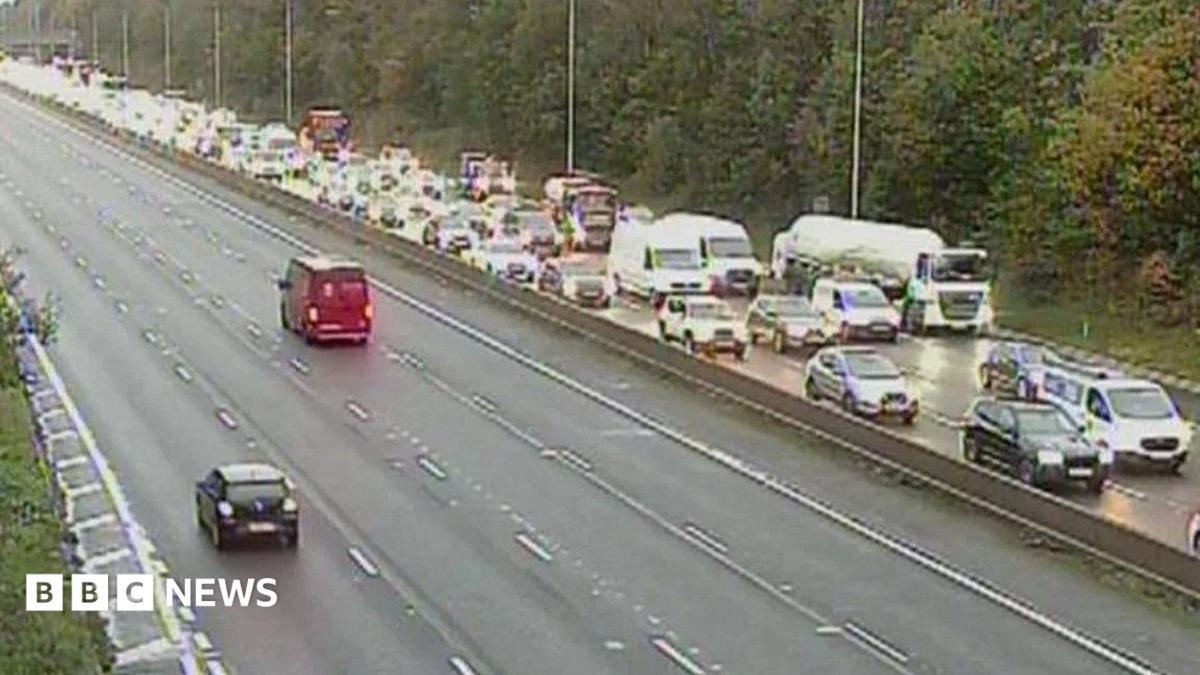 Multi-vehicle crash causes M62 Greater Manchester rush hour woes - BBC News