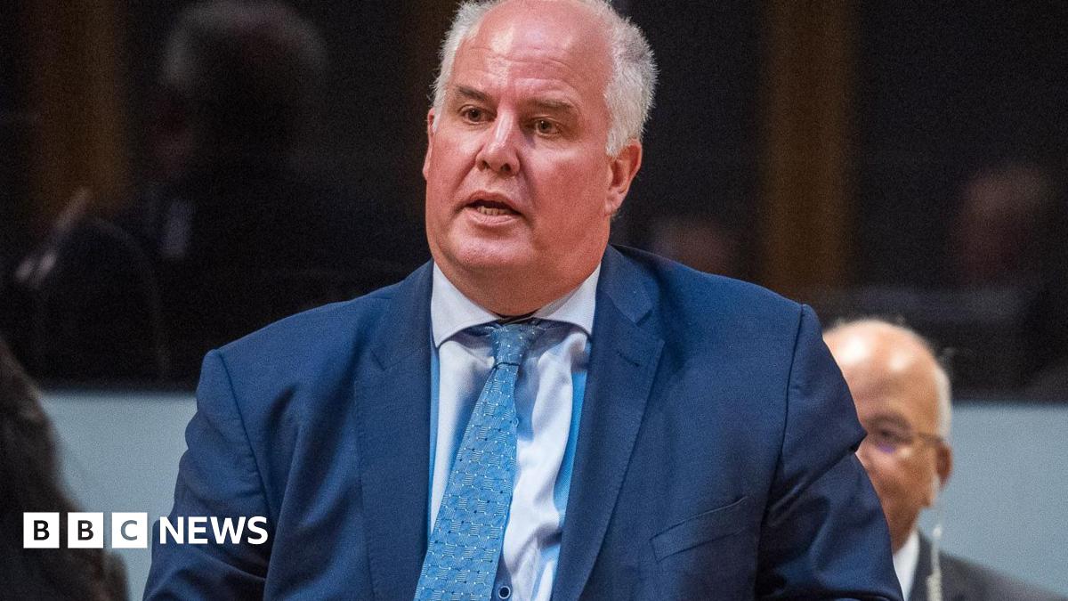 Welsh Tories: Stephen Crabb suggests Andrew RT Davies should go - BBC News