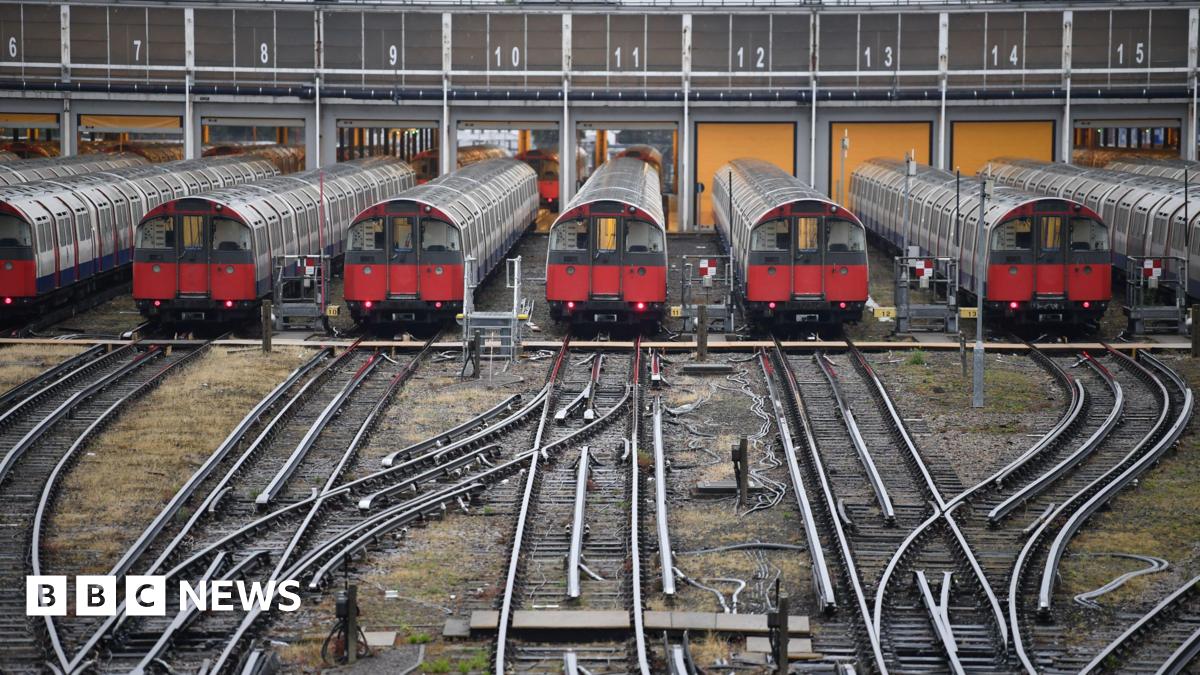 Leaves blamed for Piccadilly line part-closure - BBC News