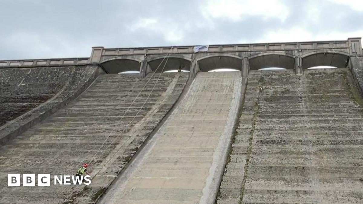 Workers abseil to carry out Guernsey reservoir repairs - BBC News