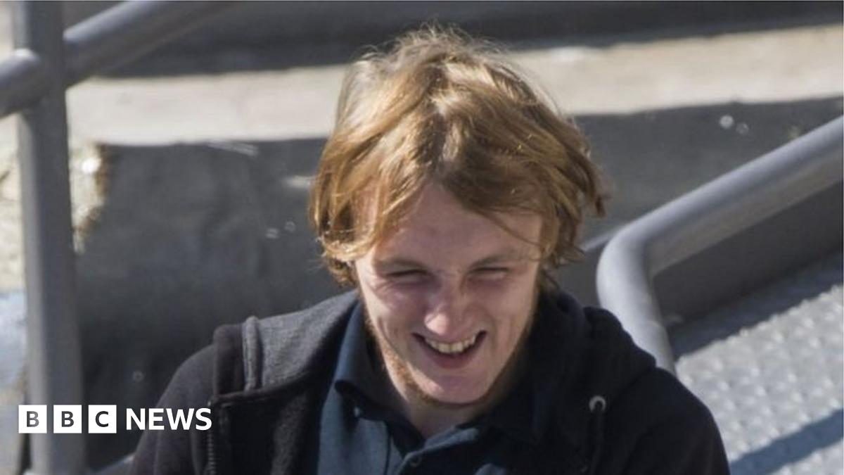 Stalker who threatened to rape police officer sentenced - BBC News