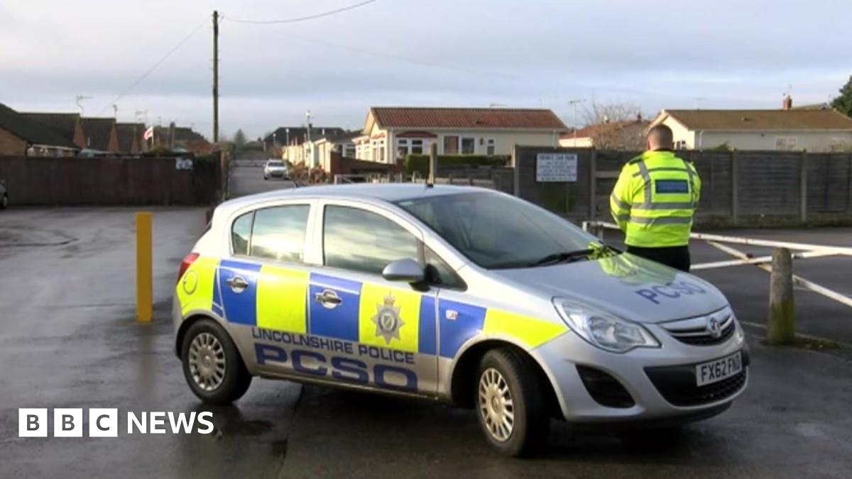 Sleaford house fire: Man, 88, dies in blaze - BBC News