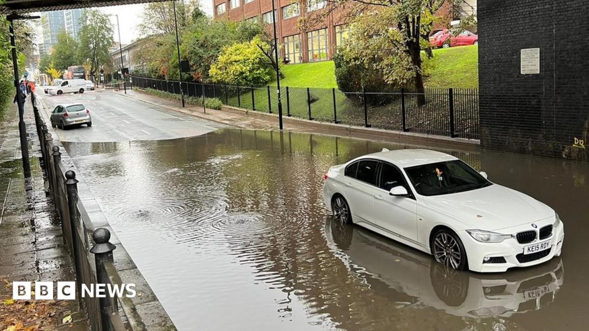 Flooding in London: Heavy rain causes travel disruption - BBC News