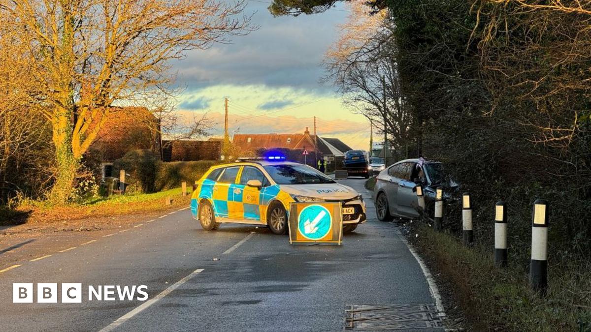 Tenterden: Trapped pair freed from vehicle after crash - BBC News