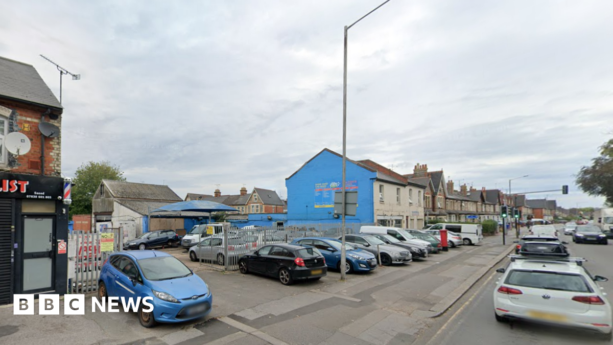 Reading: Advert signs plan for London Road thrown out - BBC News