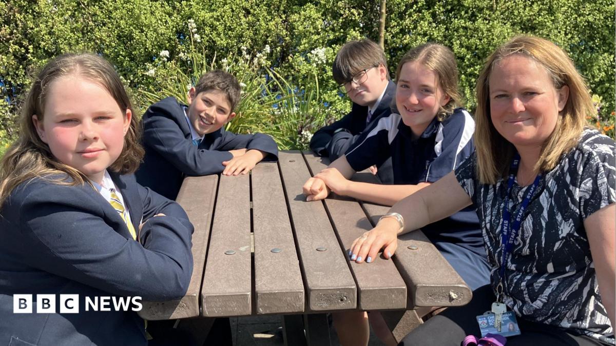 Cheltenham School goes smartphone free in new challenge - BBC News