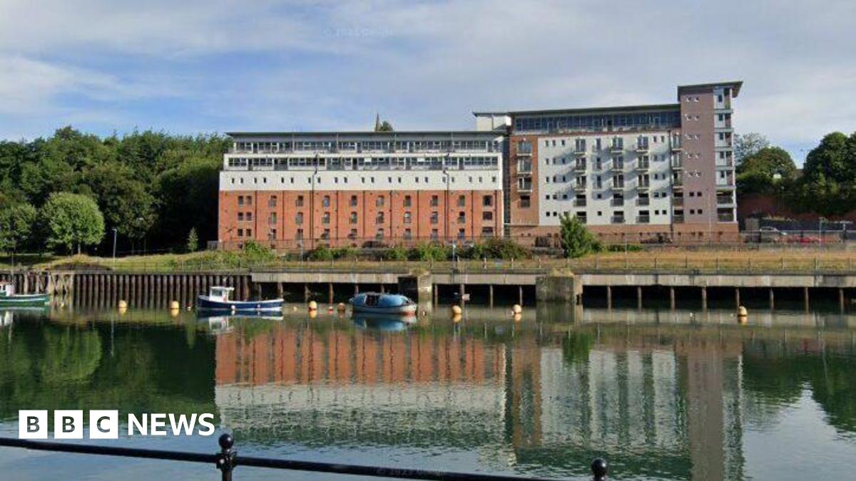 Sunderland flats' combustible cladding replacement approved - BBC News