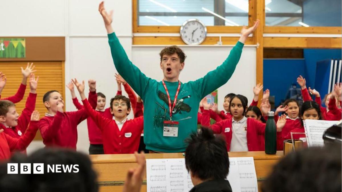 Oxford pupils recreate 'perfect town' musical 100 years on - BBC News