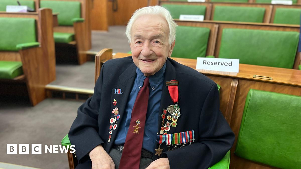 Freedom of Derbyshire awarded to D-Day veteran - BBC News