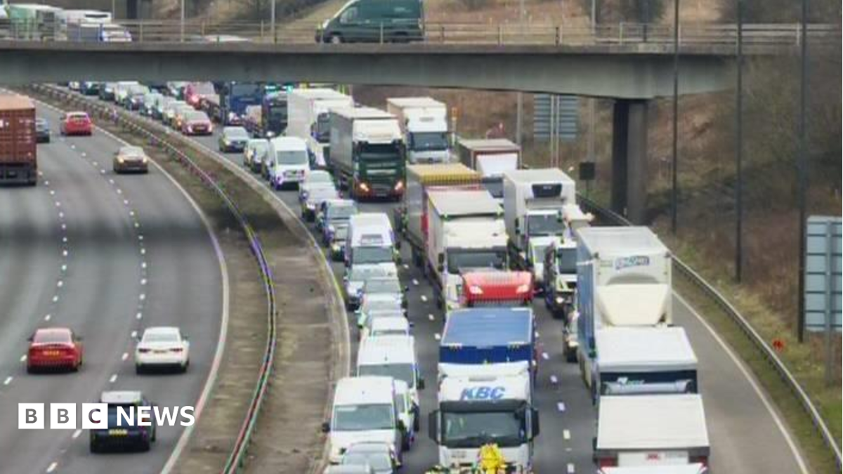 Man, 24, killed in M62 crash after car hits bridge in Middleton - BBC News