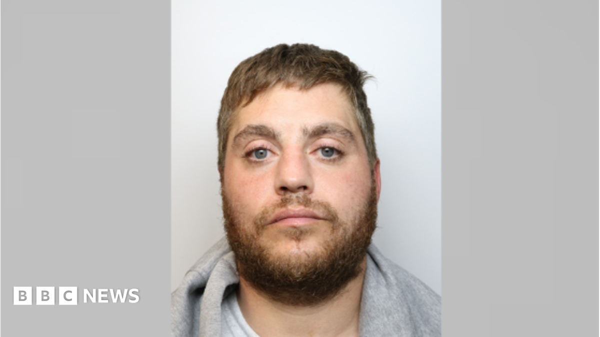Swindon robber jailed after threatening to stab pensioner - BBC News