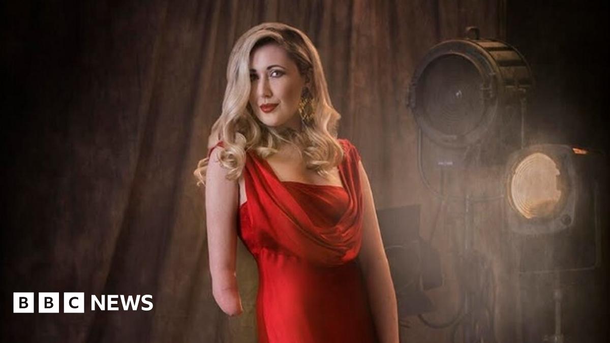 Ex-Corrie actress turns sex photo hack into 'positive thing' - BBC News