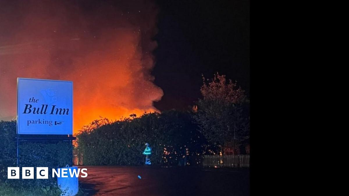 Reading fire: Firefighters tackle village pub blaze - BBC News