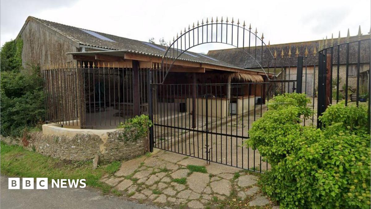 Bredy Farm in Dorset granted permission to play late night music - BBC News