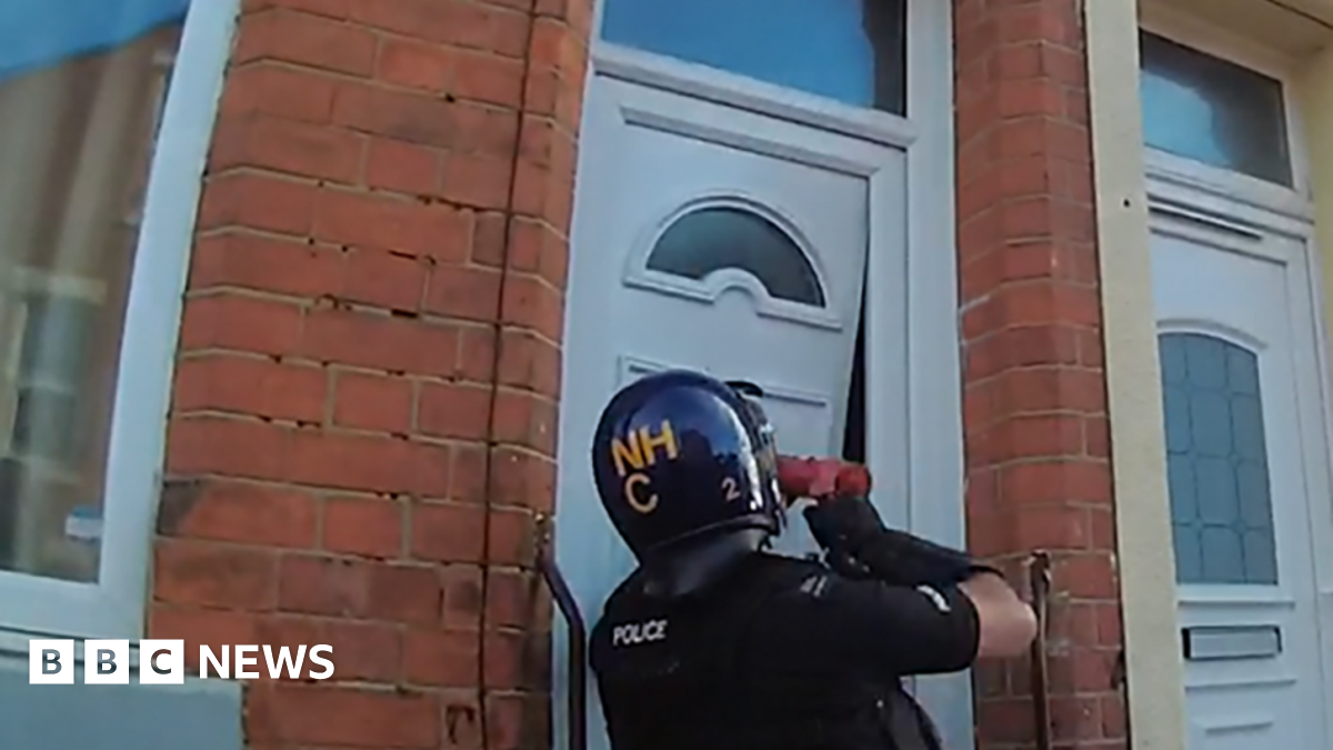 Sneinton: Drugs raid leads police to burglary suspects - BBC News