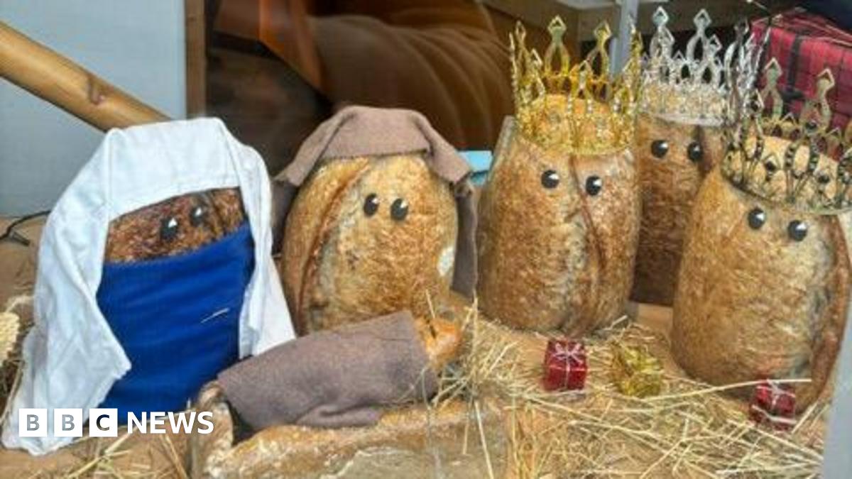 Hobbs House Bakery's bread nativity scene making people smile - BBC News