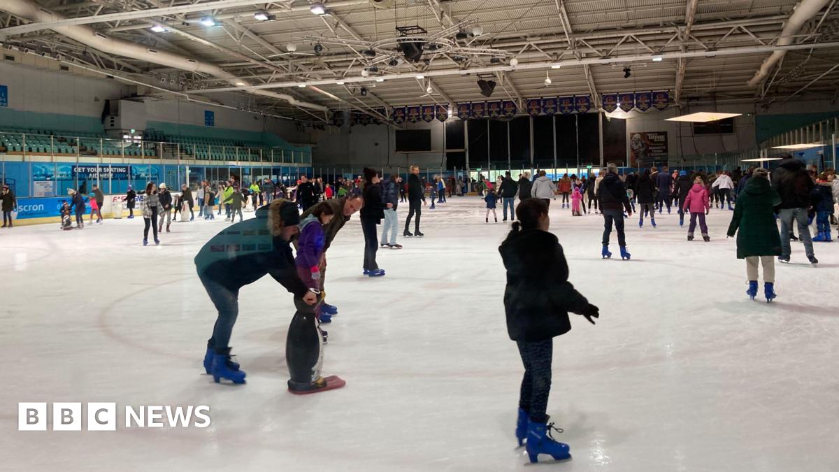 Guildford: Ice rink reopens after essential maintenance - BBC News