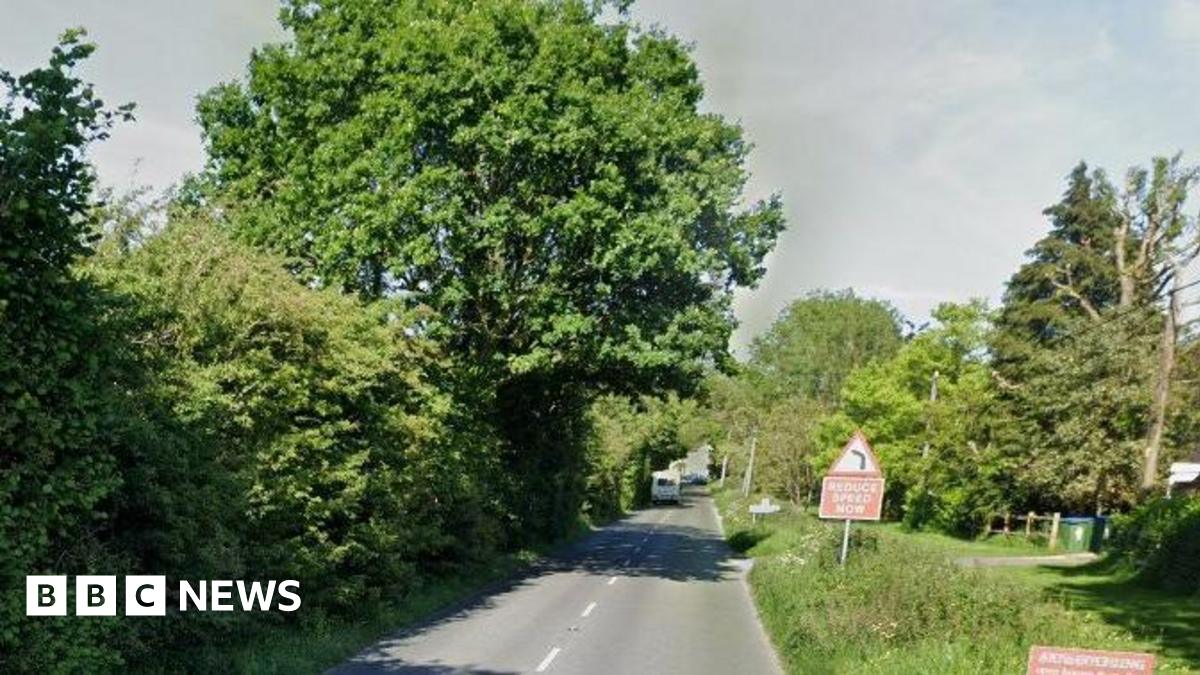 Ditchling crash witness appeal after two treated at hospital - BBC News