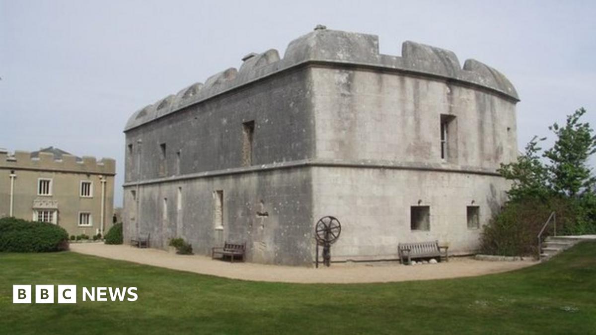 Portland Castle lead thieves target Henry VIII's fort - BBC News