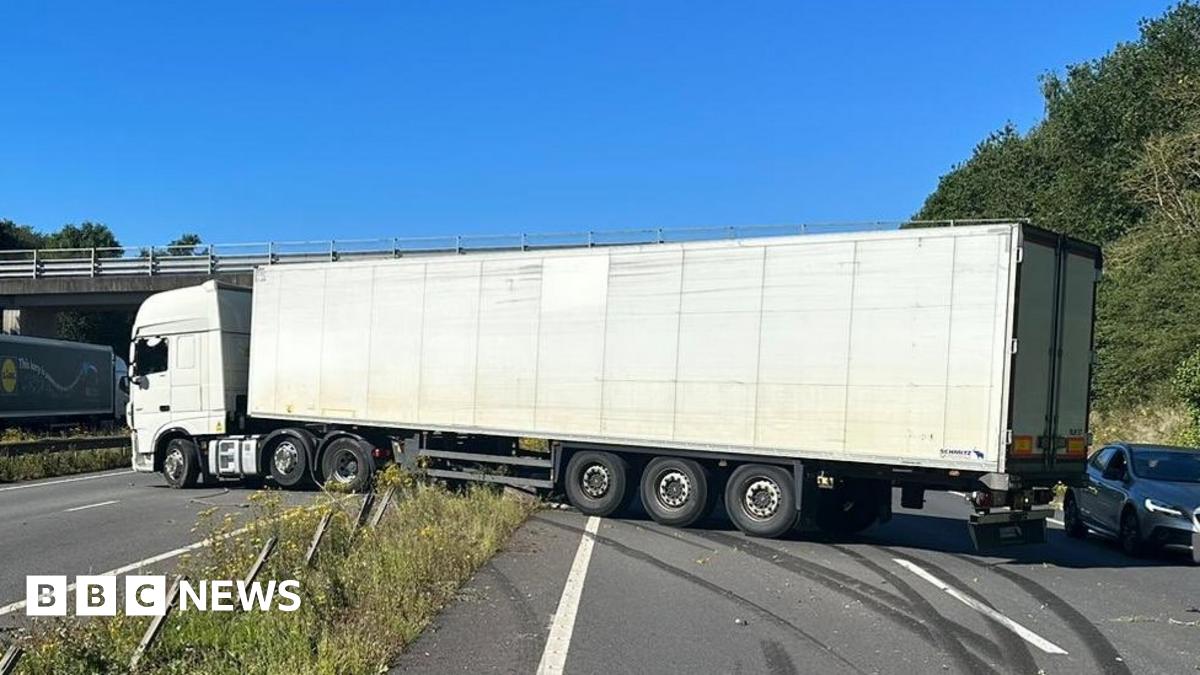 Lorry near Silverstone crashes through A43 central reservation - BBC News