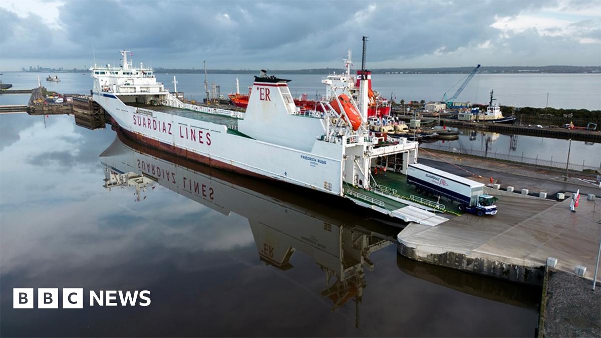 Ellesmere Port: Green shipping hub for vehicle plant opens - BBC News