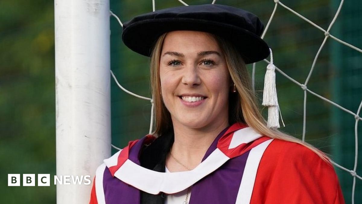 Mary Earps awarded honorary degree by her university - BBC News