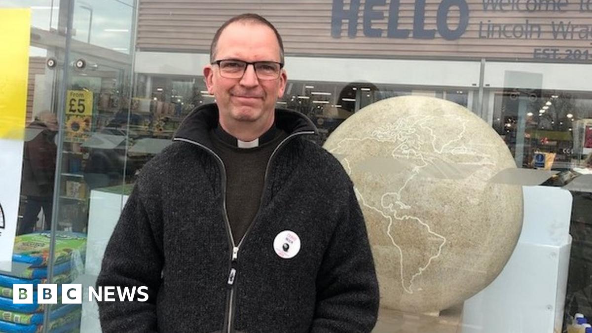 Vicar Nick Buck offering 'listening ear' in Lincoln supermarket aisles ...